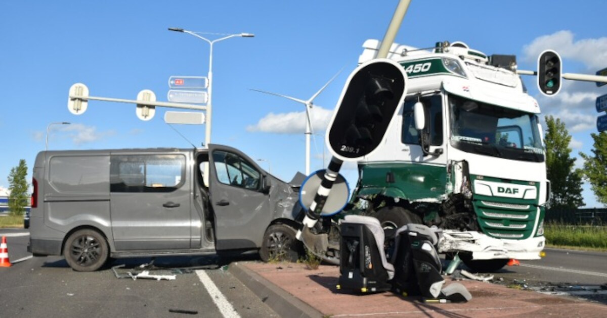 Vrachtwagen en bestelbus botsen op N322 bij Zaltbommel, verkeerslicht uit grond gereden ...