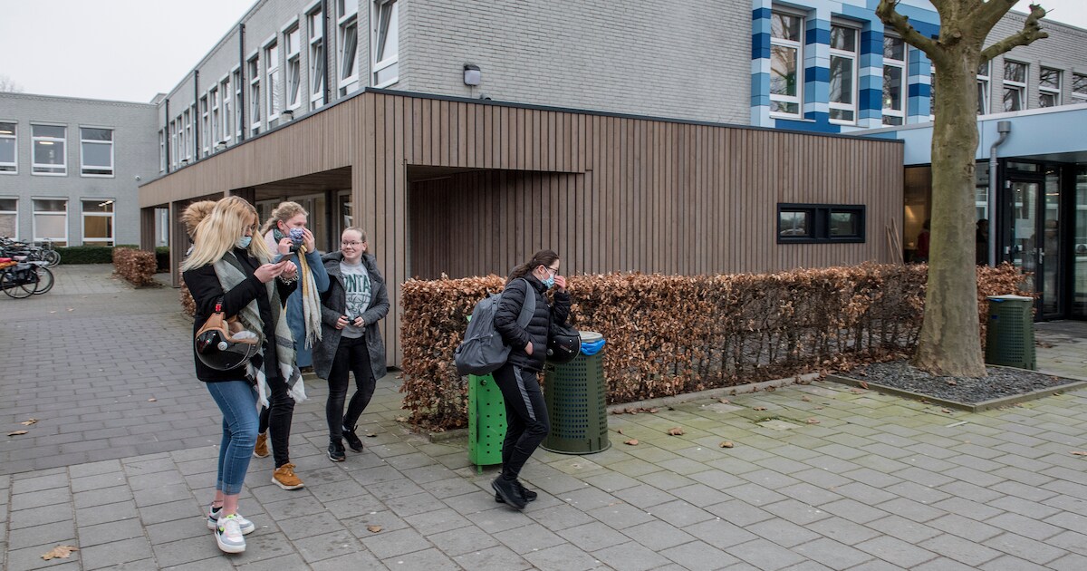 Na ruim twee maanden staat er weer een rij studenten voor het roc: ‘Ik ...