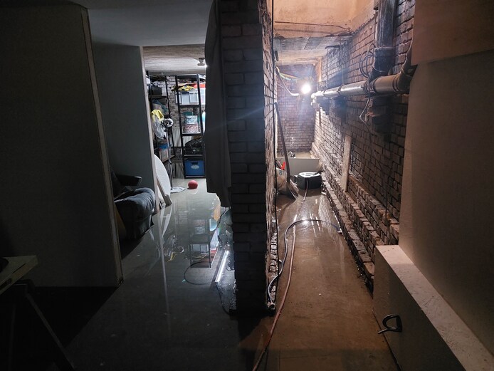 Machteloos tegen het vele grondwater dat de kelders inloopt: ‘We staan ...