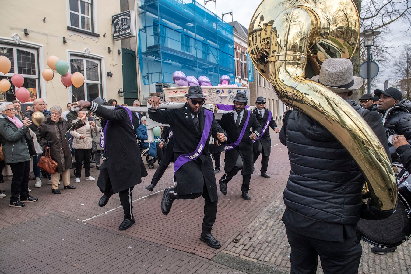 Surinaams uitvaartritueel voor Carmen (81): ‘Dansend naar de overkant ...