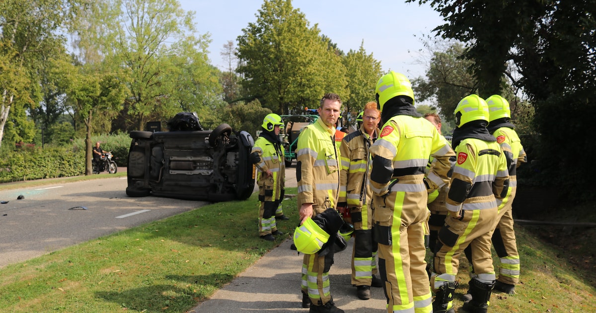 Auto botst bij inhalen van tractor met tegenligger en eindigt op de ...
