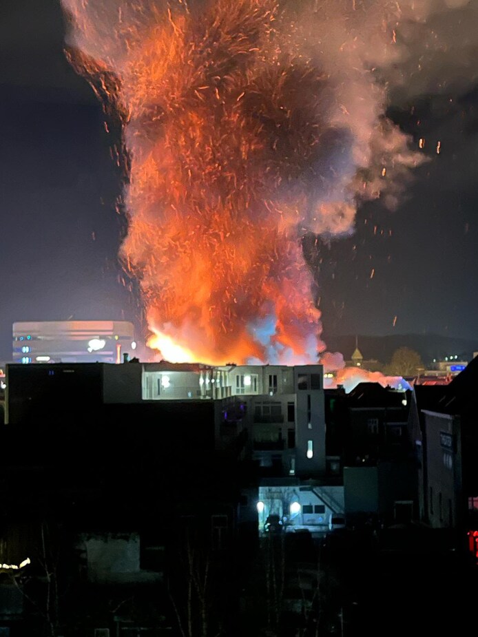Enorme brand in binnenstad Arnhem, deze beelden maakten jullie | Arnhem ...