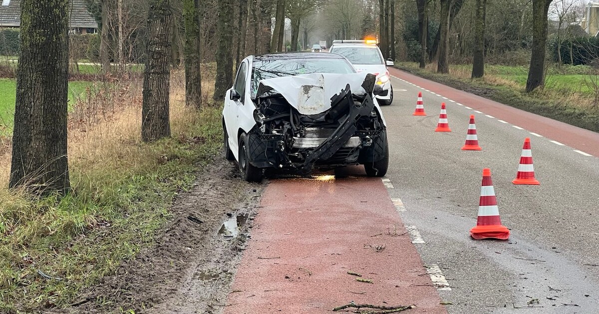Auto botst hard tegen boom in Vragender, inzittende raakt gewond | 112 nieuws Oost Gelre ...