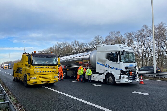 Drie vrachtwagens botsen op A58 bij Moergestel, brandweer uitgerukt vanwege gevaarlijke stoffen ...