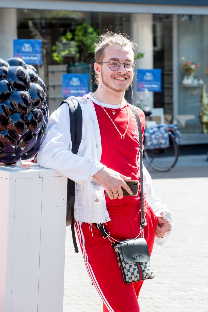 Shendrit wil de vrijheid om te zijn wie hij is: ‘Ik heb lipgloss op ...