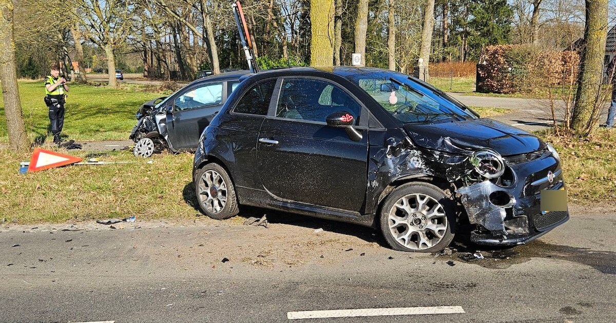Auto's botsen hard in Vorden: verkeersbord moet het ontgelden maar bestuurders komen met schrik ...
