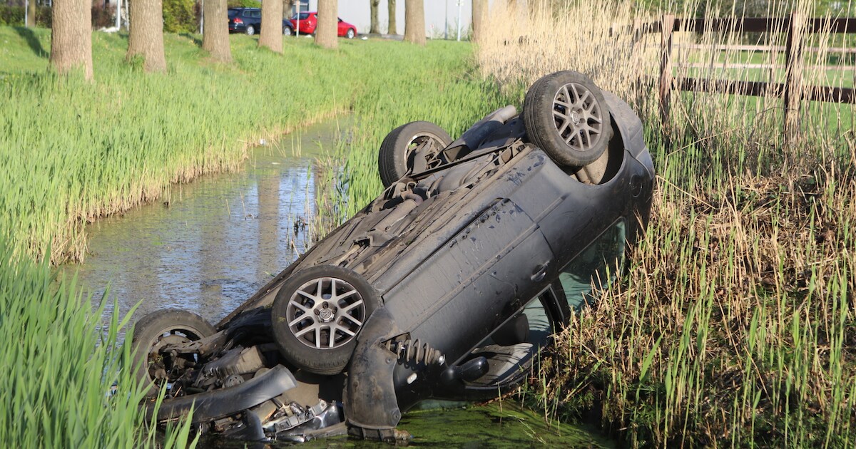 Auto op de kop in de sloot, bestuurder komt ervan af met nat pak | Ede ...