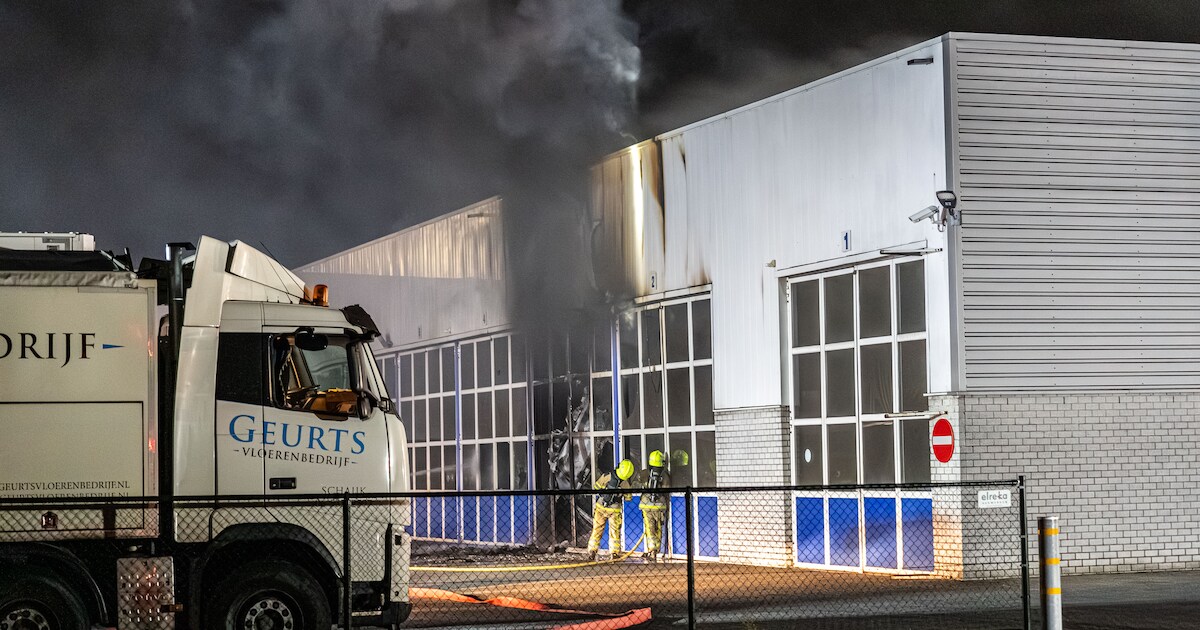 Brand bij bedrijf voor vrachtwagens op industrieterrein in Wijchen | Wijchen | gelderlander.nl