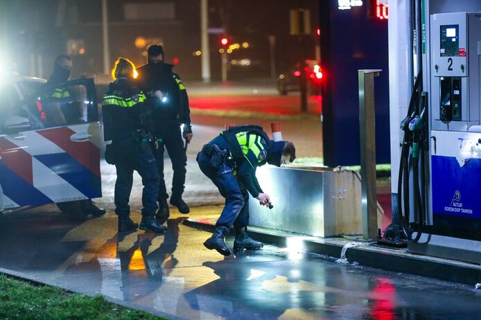 Tweetal mogelijk beschoten in Apeldoorn, politie start zoektocht in en rond tankstation ...