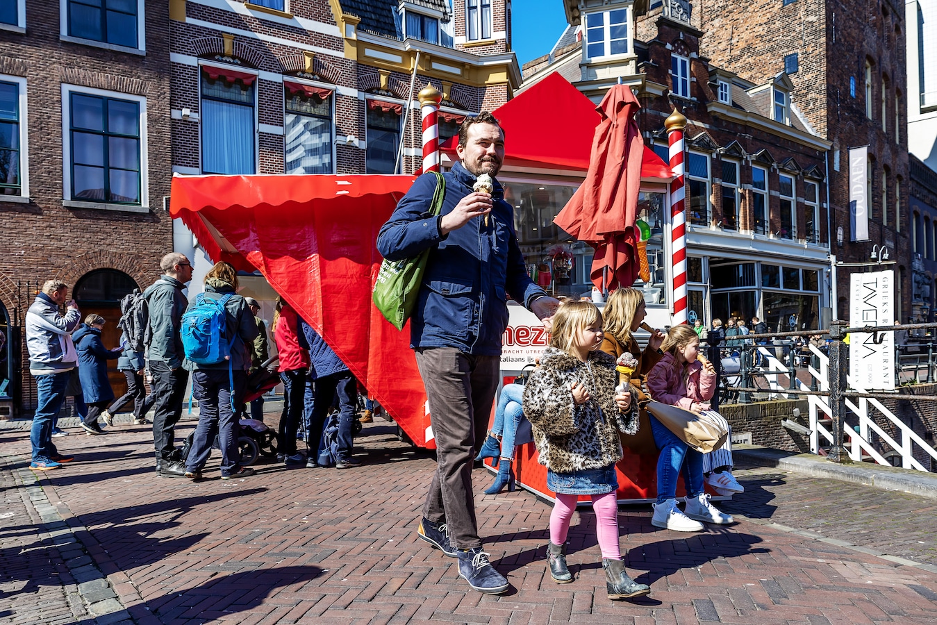 Klanten steken ijssalon op eerste dag van seizoen hart onder de riem ...