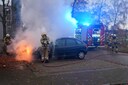 Auto in Oss weggesleept na plotselinge brand | Foto | gelderlander.nl
