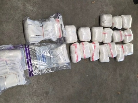 Colombianen (32 en 33) met 25 pakketten drugs van de A16 bij Breda ...