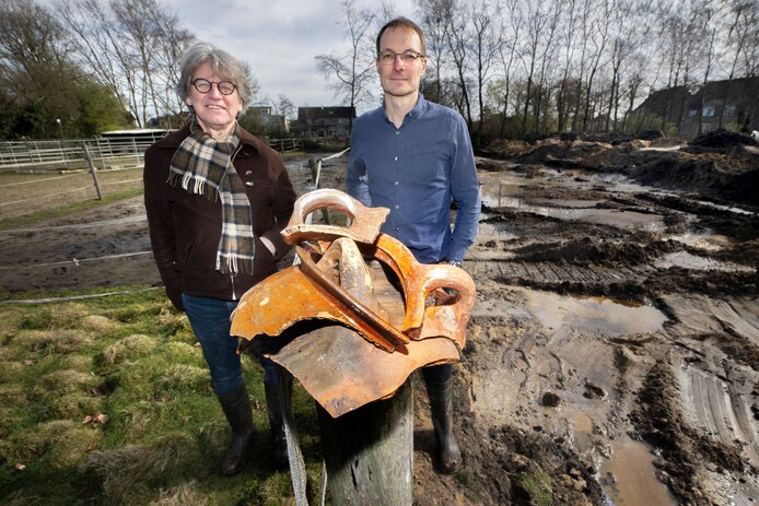 Honderden scherven luxe aardewerk verwijzen naar adellijke Grote Hoeve ...