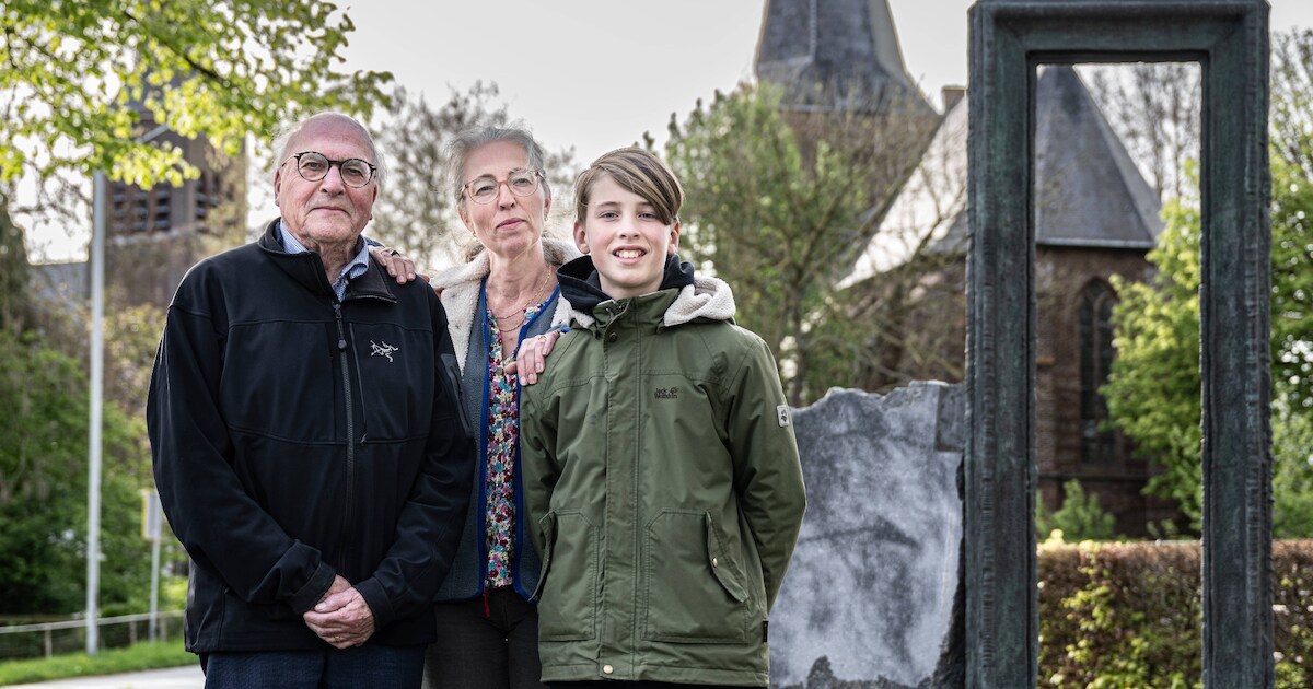 Simon (11) en zijn opa leggen op 4 mei een krans op de Dam en dit is ...