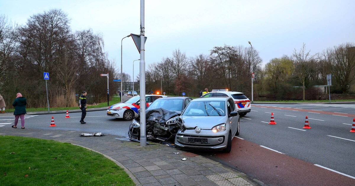 Auto’s botsen frontaal op elkaar in Amersfoort | Amersfoort | gelderlander.nl