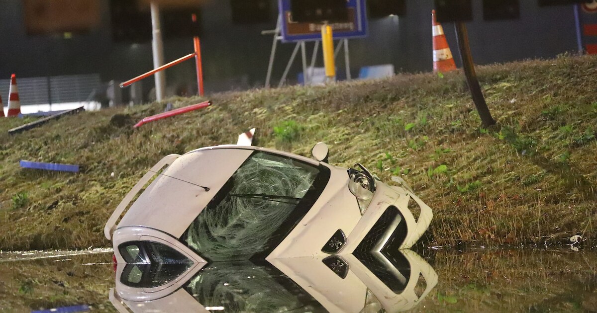 Auto vliegt uit de bocht en rijdt het water in | 112 nieuws Veenendaal ...