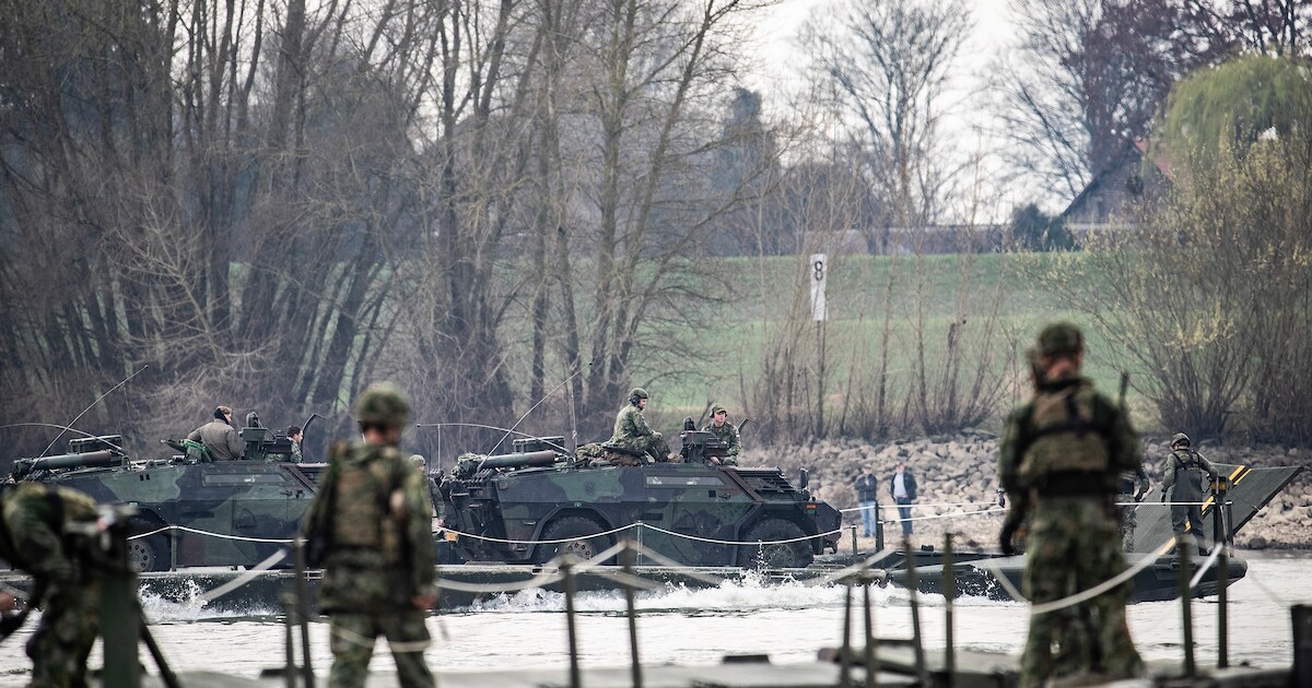 Het Nederlandse leger steekt de Rijn over vlak bij Emmerik en Kleef ...