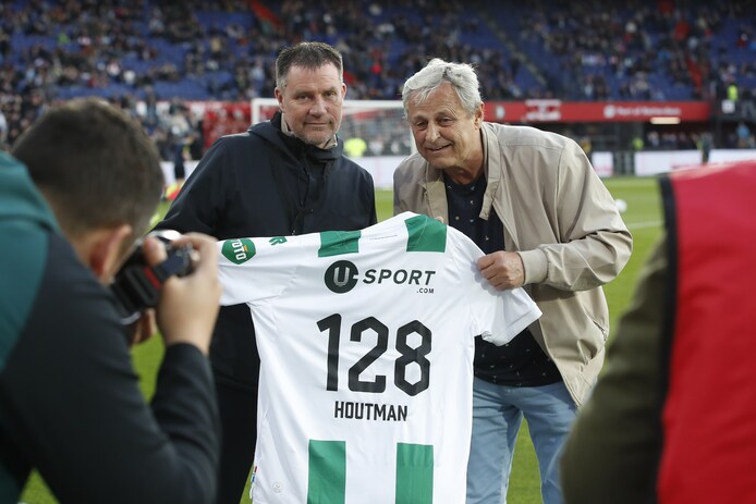 Feyenoord-speaker Peter Houtman geraakt door prachtig gebaar FC Groningen-supporters | Voetbal ...