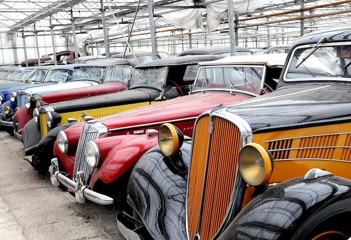 Joop (79) besluit om zijn enorme collectie auto's weg te doen: zijn kinderen willen het niet ...