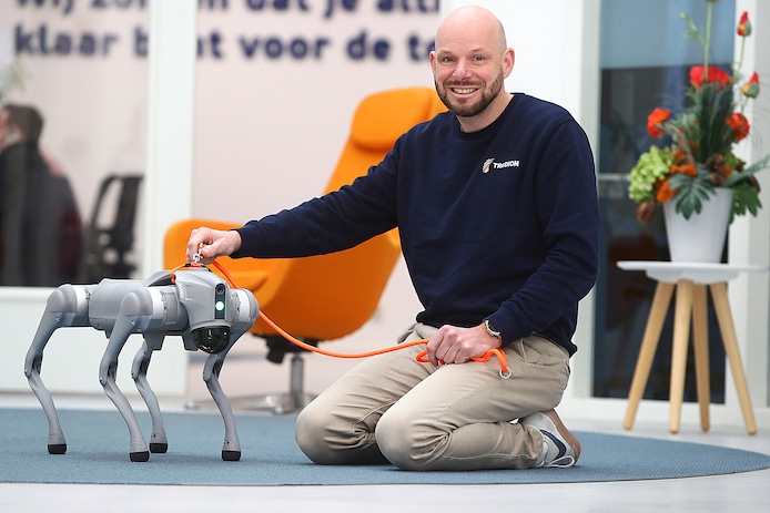Jan (45) heeft een robothond op kantoor: ‘We laten hem ook uit, aan ...