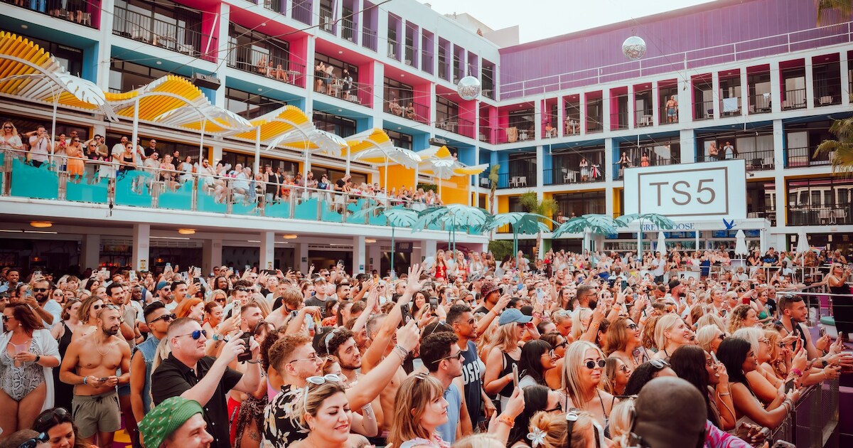 Opnieuw Britse toerist (19) overleden na val van balkon ‘hotel des doods’ op Ibiza | Buitenland ...