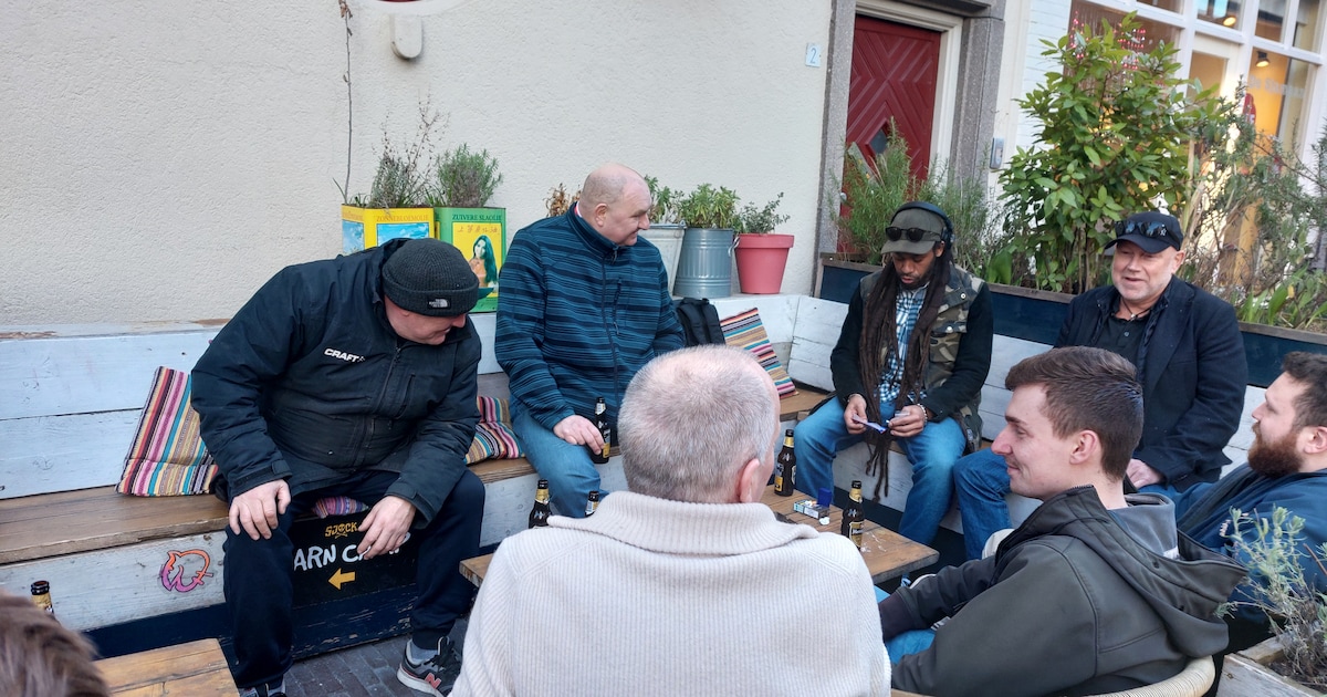 Nick kan zijn huis niet in, Robbie biedt hem spontaan een slaapplek aan ...