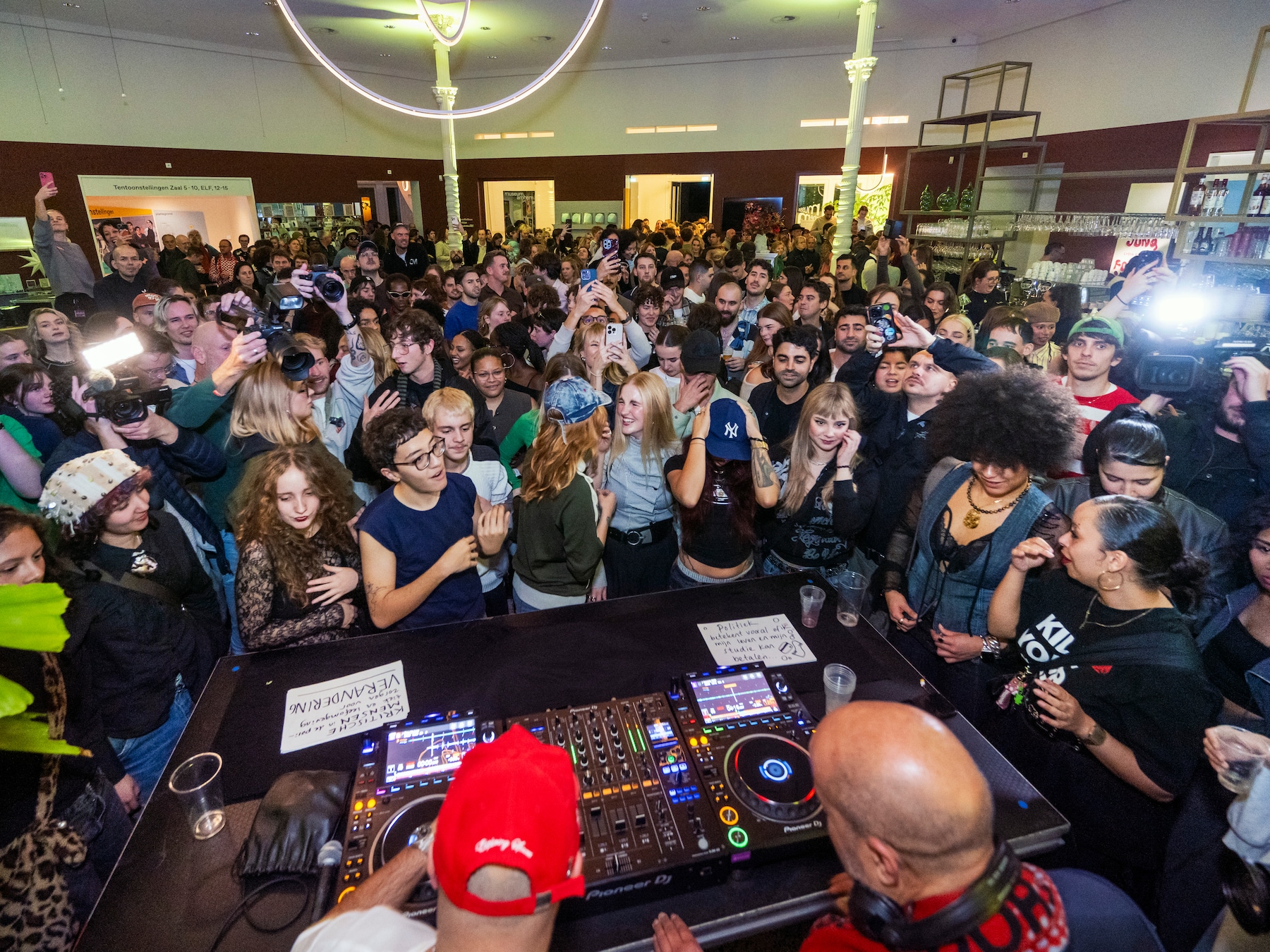 Als de nacht over het Openluchtmuseum valt; doet de nachtwaker zijn ...