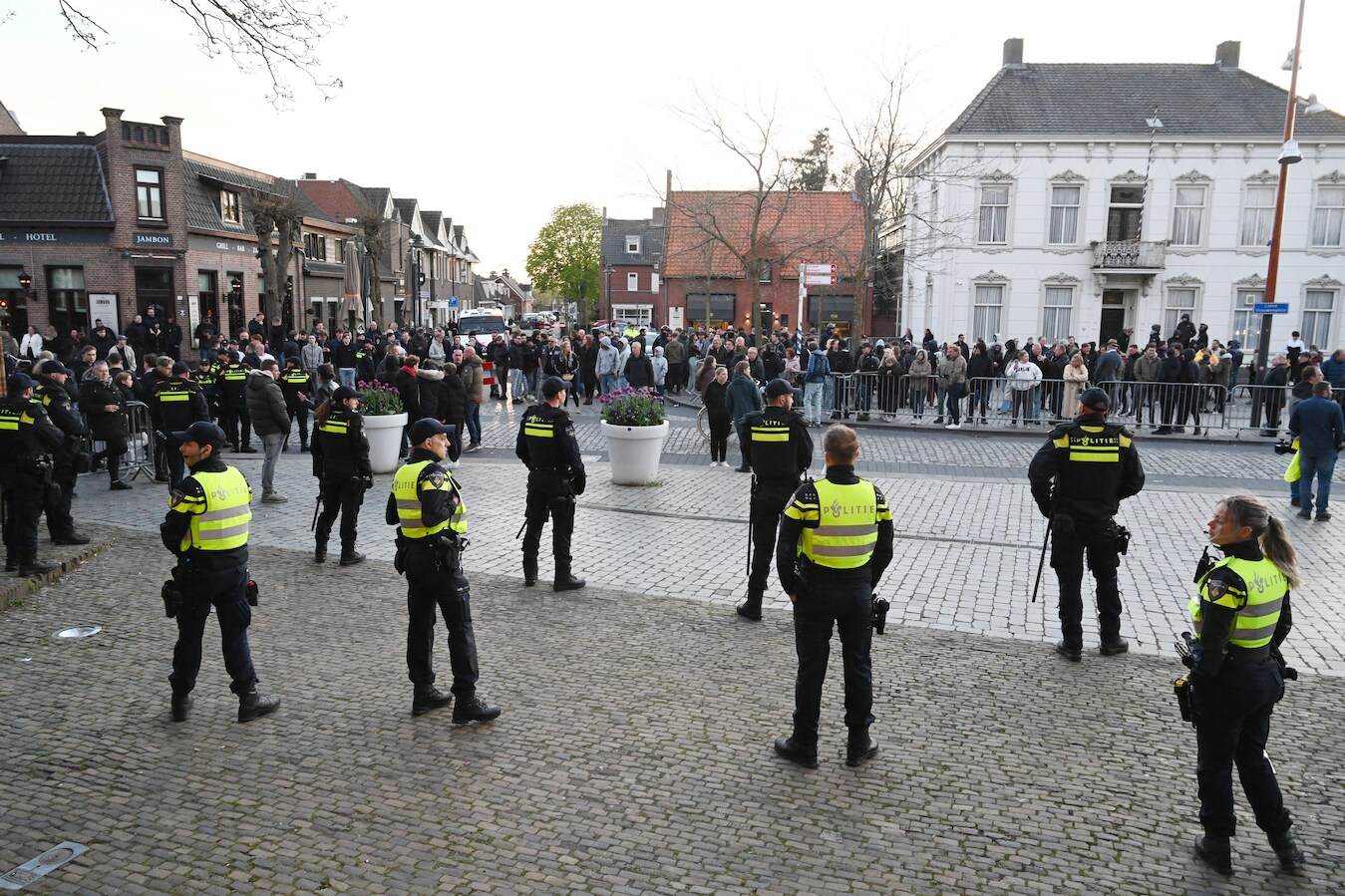 Vuurwerk en stenen richting agenten in bij azc-protest in Uden: politie ...