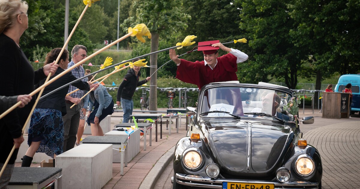 Diploma-uitreiking in ‘drive-in diploscoop’ van Candea College | Duiven ...