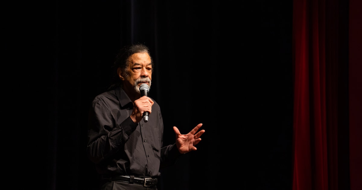 Joop is vatbaar voor de hypnose van Rasti Rostelli, als een ...