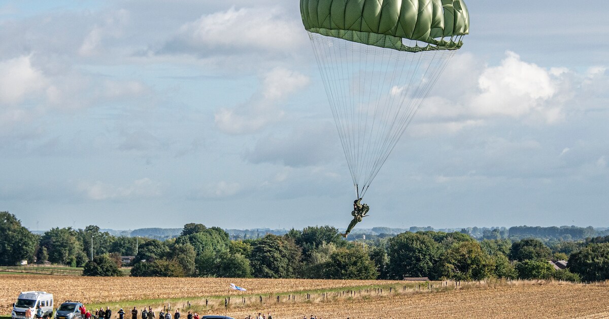 Sprong afgeblazen: parachutisten blijven weg uit Groesbeek | Regio | De ...