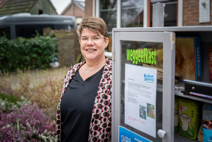 Wildvreemden schenken gul aan de weggeefkast van Nelleke, maar dan slaan vandalen toe | Renkum ...