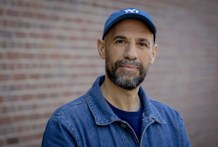 Abdelkader Benali is zesde schrijver die de Waalstad gaat vangen in een boek | Nijmegen ...