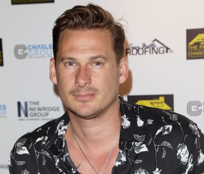 Dronken Blue-zanger Lee Ryan sprak racistisch tegen stewardess en greep ...