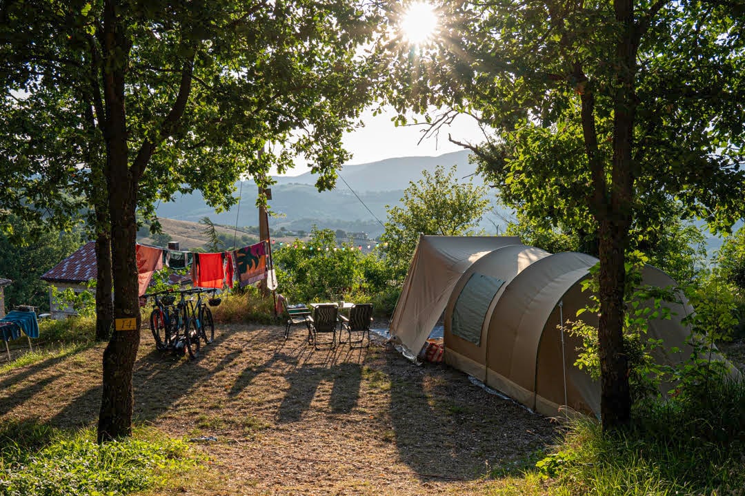 Als Benjamin zijn camping in Italië wil verkopen, komt hij voor een ...
