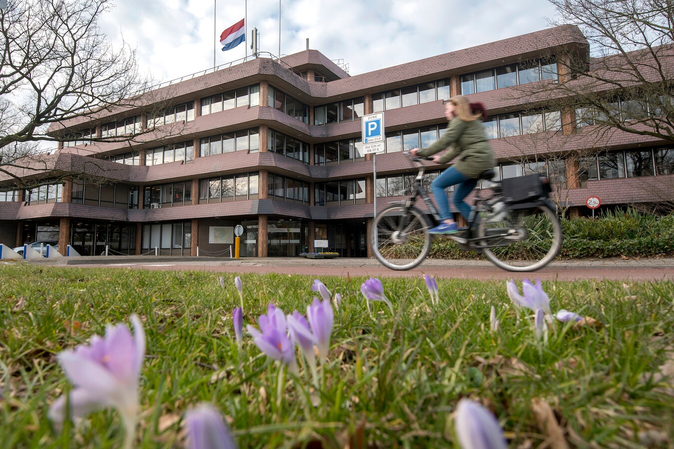 Kees Momma onthult zijn tekening van oude gemeentehuis: ‘Gigantische opgave die ongelooflijk ...