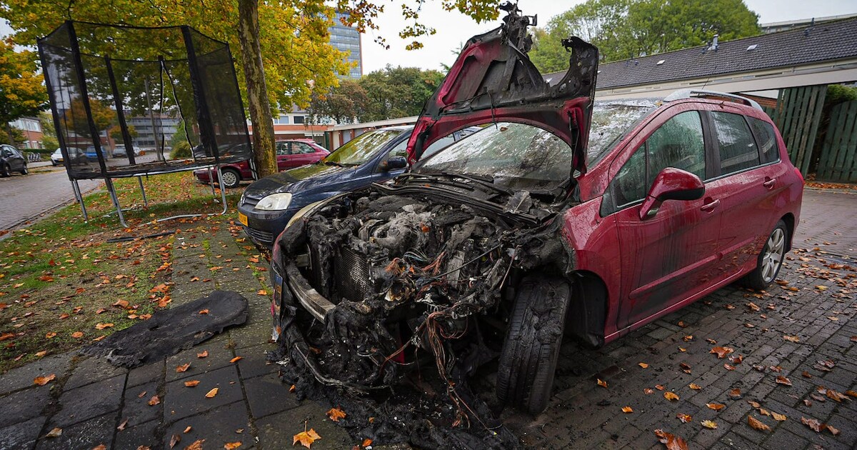 Weer een autobrand in Arnhem-Zuid, brandstichting wordt niet uitgesloten | Arnhem | gelderlander.nl