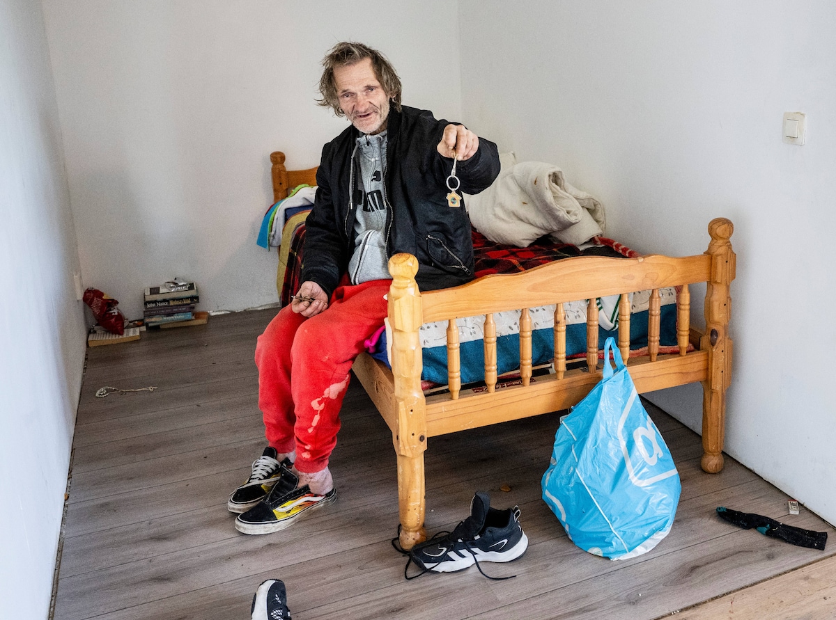 Straatmens Nol (61) heeft voor het eerst een eigen huis: 'Zelfs ...