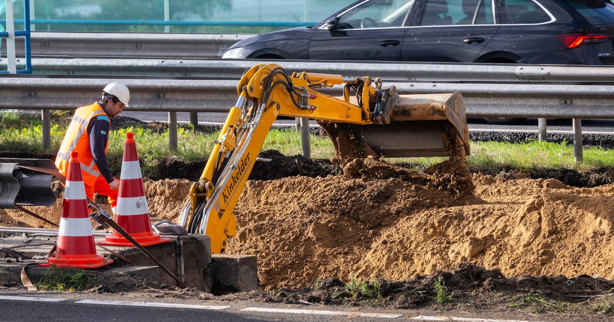 KIJK | Sinkhole in de A12 is inmiddels 8 bij 12 meter groot | Arnhem ...