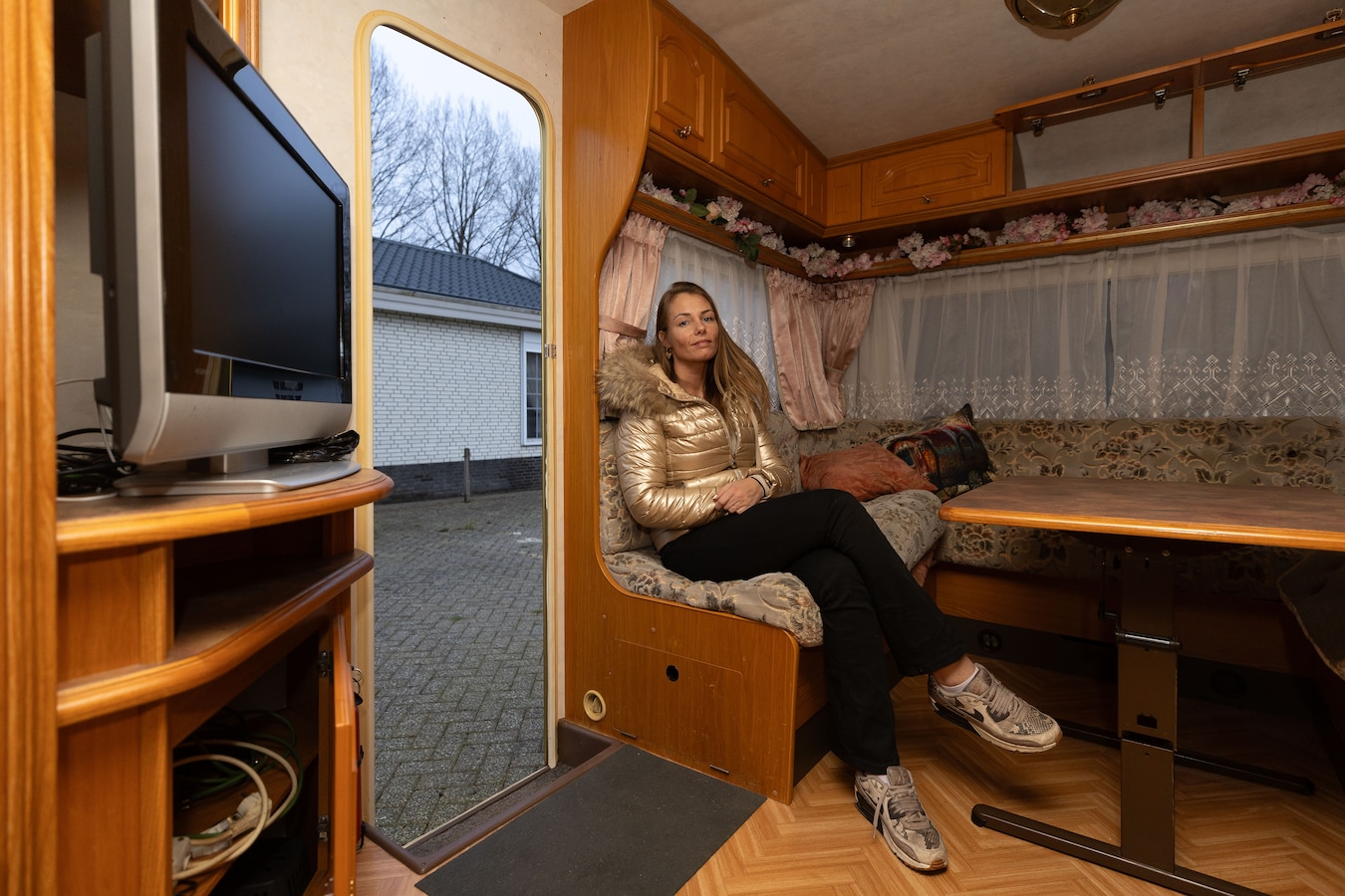 Nog altijd woont Melanie in een koude caravan: zussen voeren lange ...