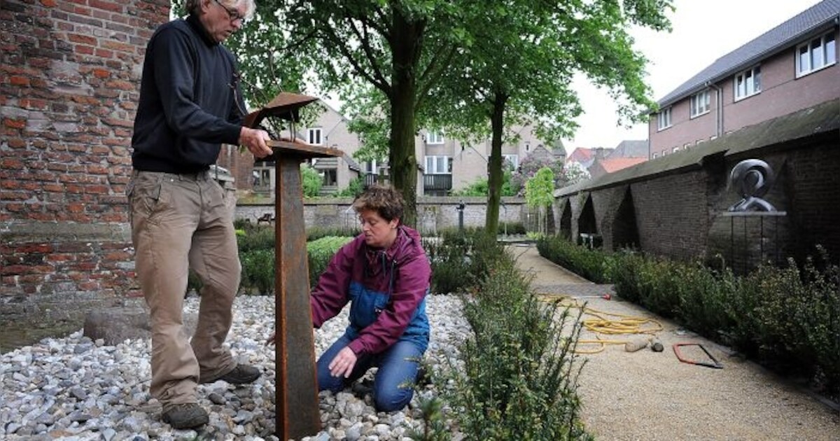 Nieuwe beelden, oude grafstenen | Maasland | De Gelderlander.nl