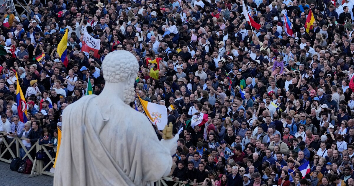 Theo (78) vertelt over de witte rook die hij ziet, maar dan blijft het ...