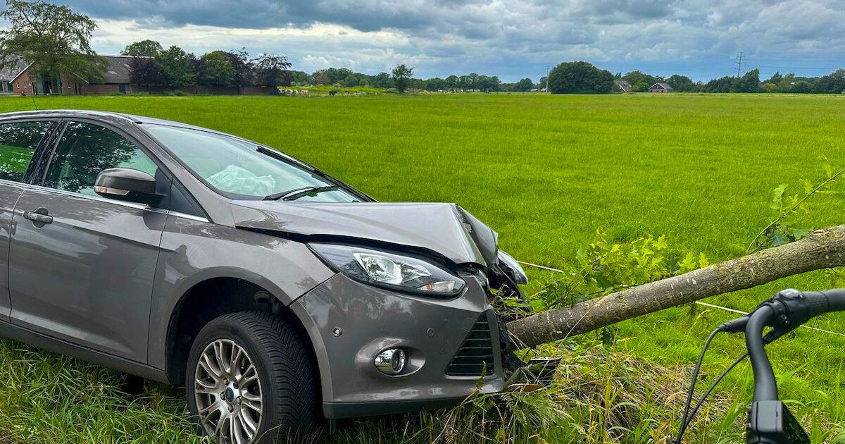 Auto botst op boom op Gendringseweg in Aalten | 112 nieuws Aalten | De ...
