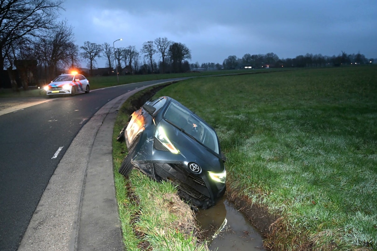 Auto ligt half in de sloot, maar waar is de automobilist? | Barneveld ...