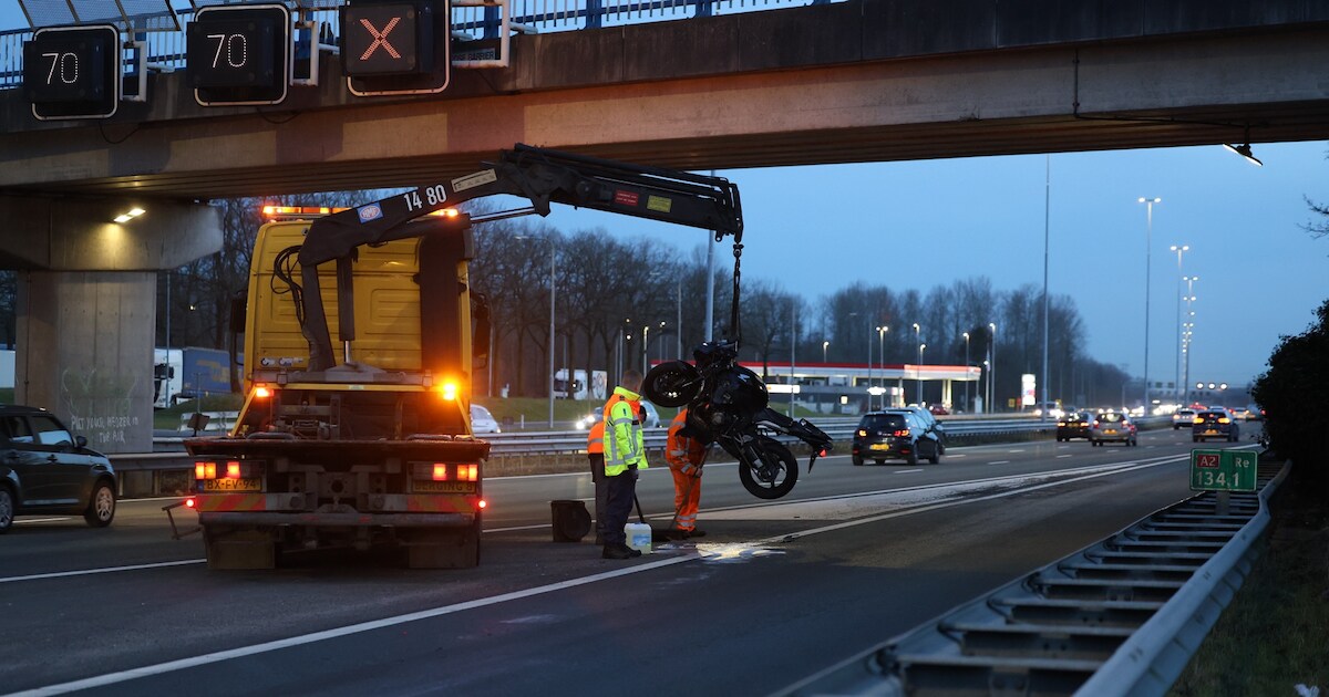 Motorrijder raakt gewond bij invoegen op A2, Rijkswaterstaat schrobt ...