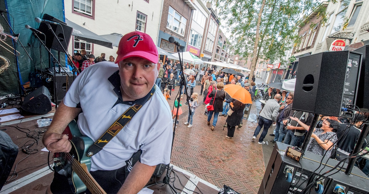 Muzi­kant Johan Steevens van ‘chillen in een bubbelbad’ overleden: 'Hij ...