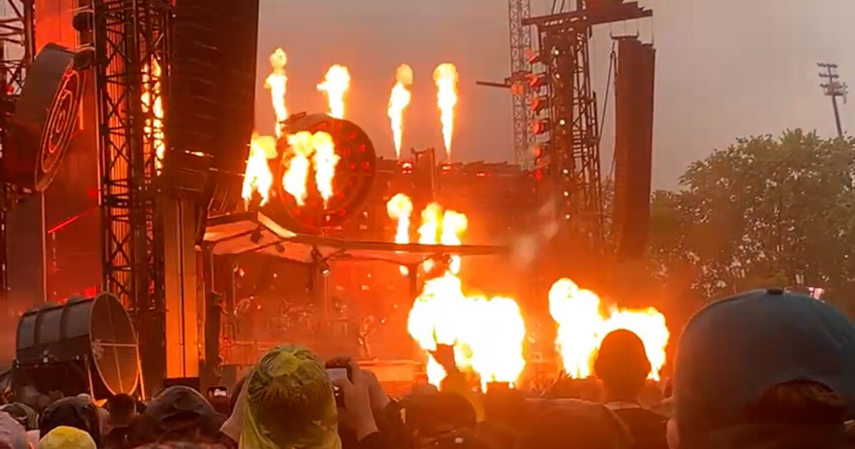 Feuer Frei! Vuur, rook en special effects drijven over modderpoel ...