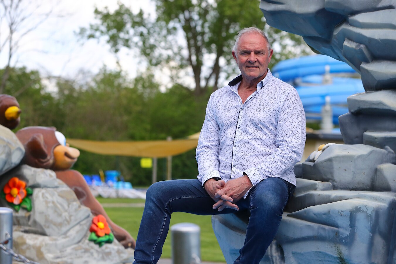 Rob Koster bij zijn afscheid als directeur Caribabad verrast met ...