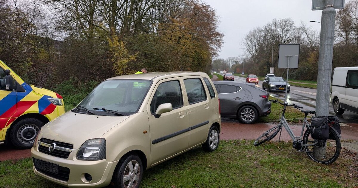 Botsing tussen automobilist en fietser in Doetinchem, voorband van ...