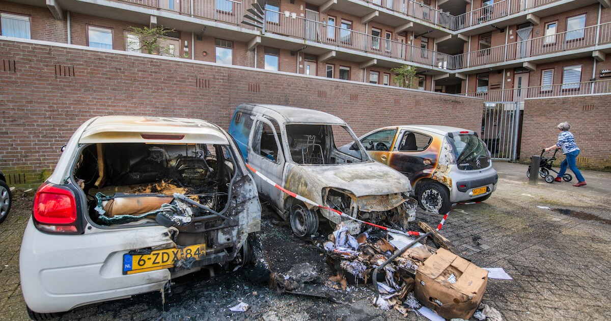 Ina is binnen mum van tijd haar autootje kwijt door brand: ‘Als het donker wordt loopt hier ...